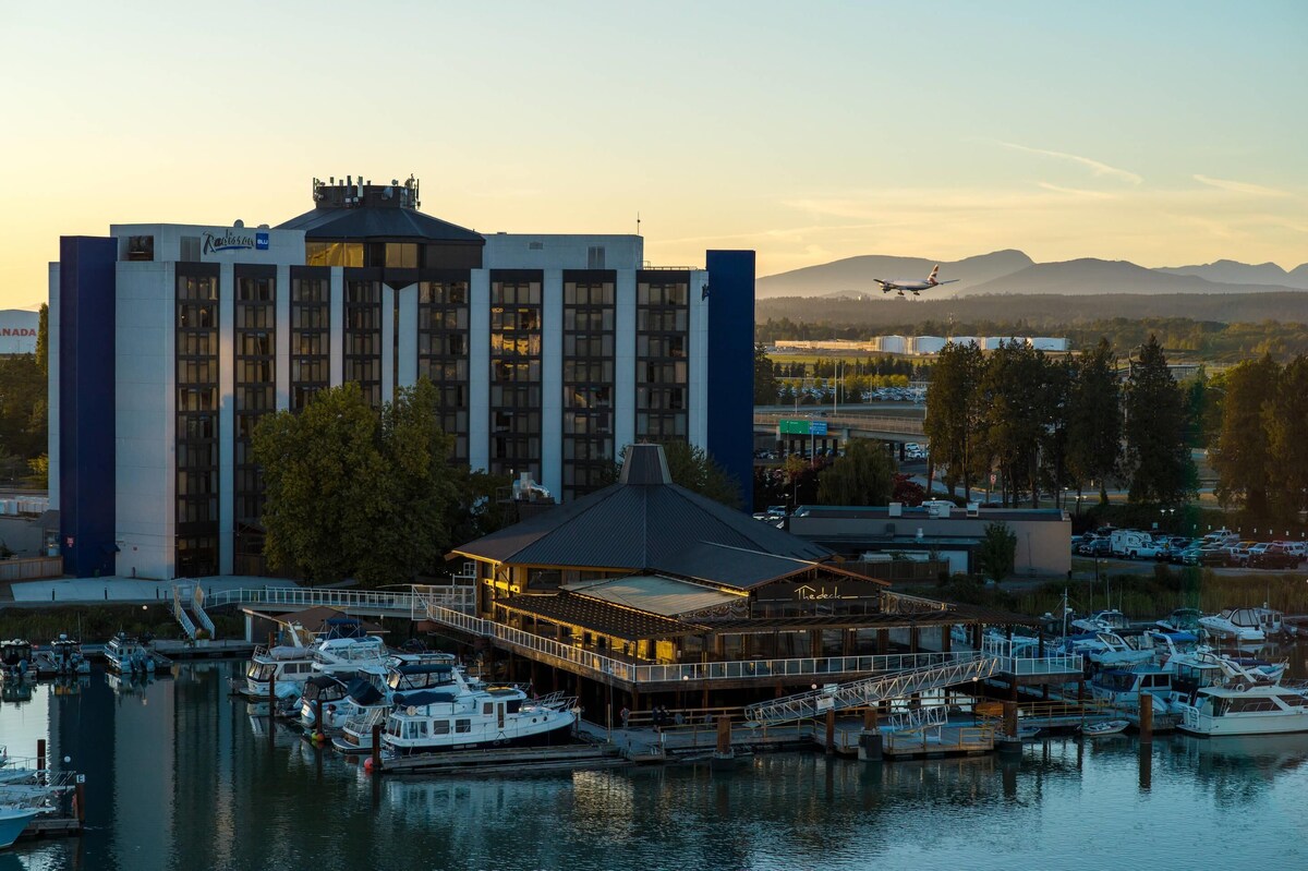 Radisson Blu Vancouver Airport Hotel & Marina Reviews, Deals & Photos ...