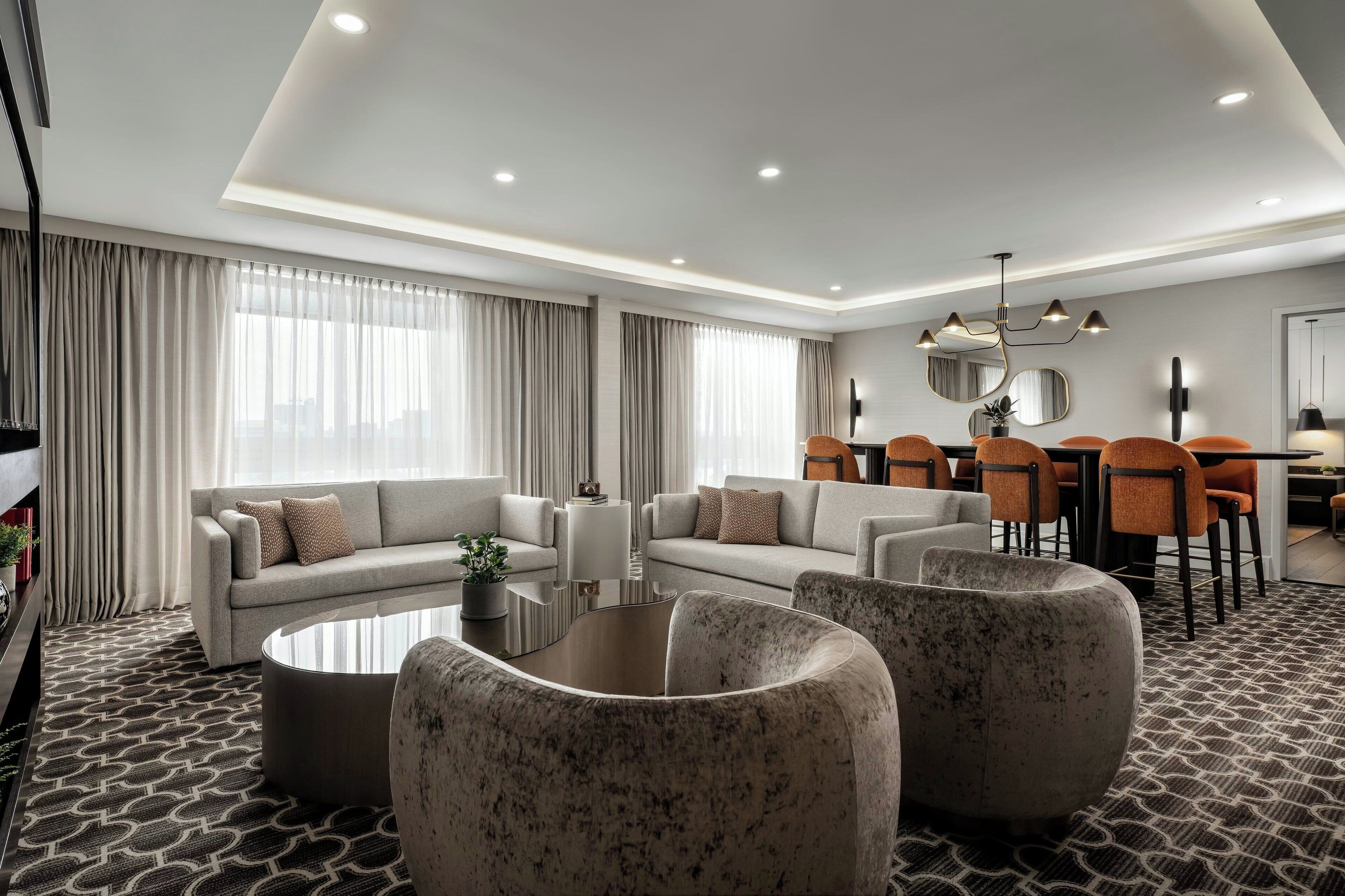 Roupa de alta qualidade, edredões de penas, cofre no quarto, secretária 