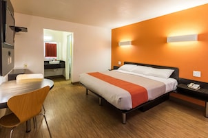 Frigobar, escrivaninha, Wi-Fi de cortesia, roupa de cama