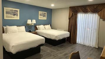 Double Room, 2 Double Beds Non Smoking | Roupas de cama premium, cofres nos quartos, individualmente decorados