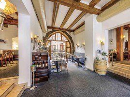 Pequenos-almoços e jantares servidos, incluindo cozinha internacional 