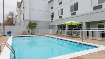 Piscina exterior, da(s) 9:00 à(s) 21:00, espreguiçadeiras