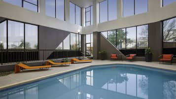 Piscina interna, funciona das 11h às 23h, espreguiçadeiras