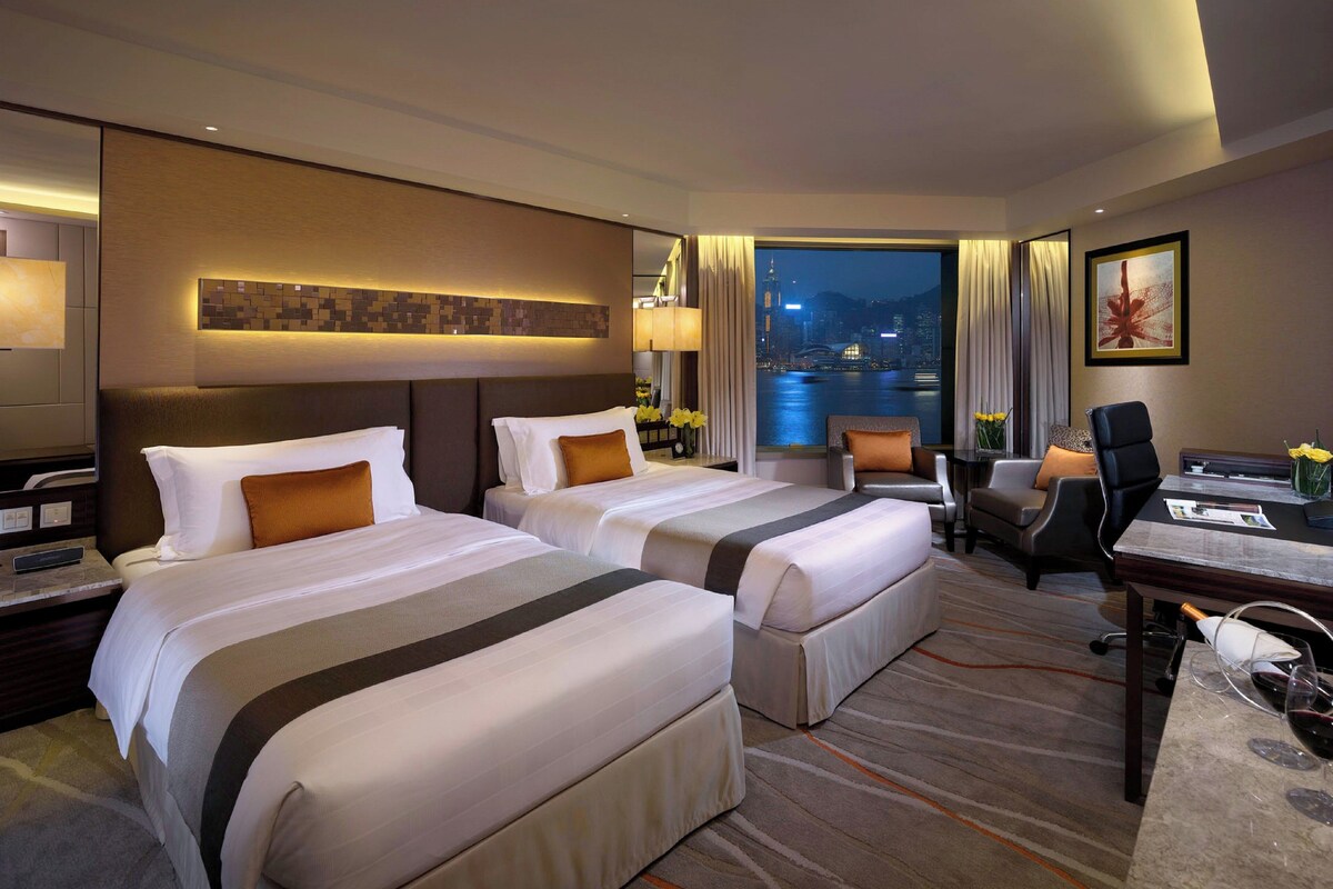 Quarto Clássico, 2 camas individuais, acesso ao Club Lounge (Skyline Harbour View) | Minibar, cofre no quarto, secretária 