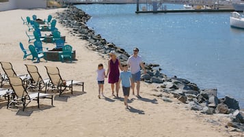 Uma praia privada, toldos de praia (sobretaxa), espreguiçadeiras