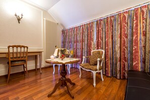 Suite Júnior, 1 cama queen-size | Sala de estar | TV de ecrã plano, filmes pagos 