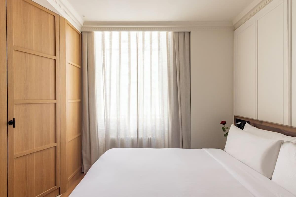 Roupa de alta qualidade, edredões de penas, cofre no quarto, secretária 