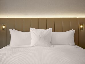 Quarto, 2 camas de casal | Roupas de cama premium, edredons de pluma, camas Select Comfort