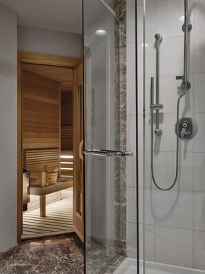Suíte premium, 1 cama King | Banheiro | Banheira e chuveiro separados, banheira de hidromassagem
