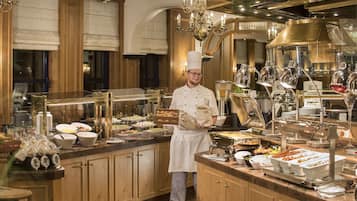 Pequeno-almoço tipo buffet diário (24 EUR por pessoa)