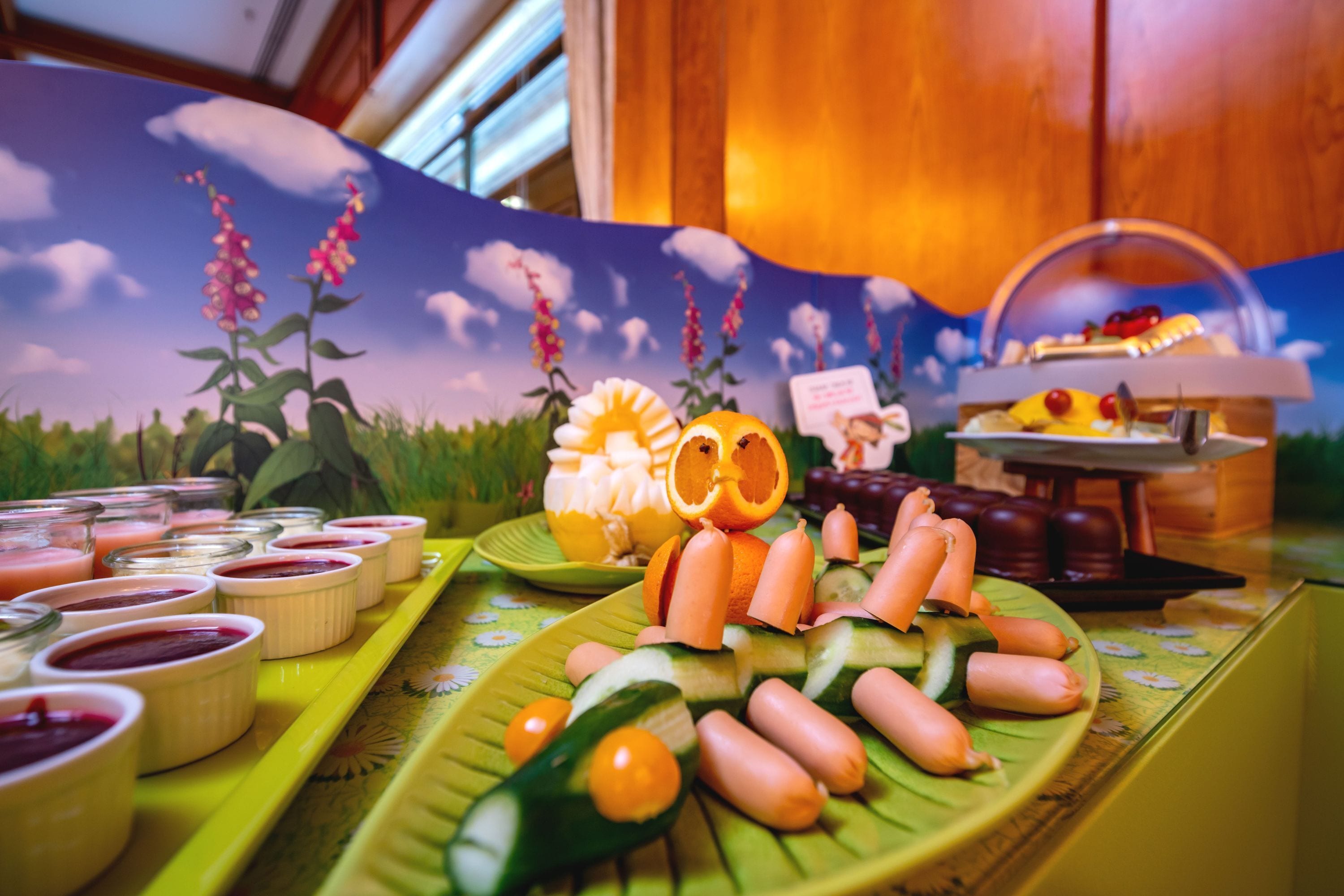 Uma mesa de buffet com diversos pratos e sobremesas.