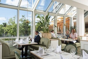 2 restaurantes, café da manhã, culinária internacional