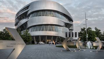 Museu Mercedes-Benz, com arquitetura moderna e curvilínea e uma entrada acolhedora.