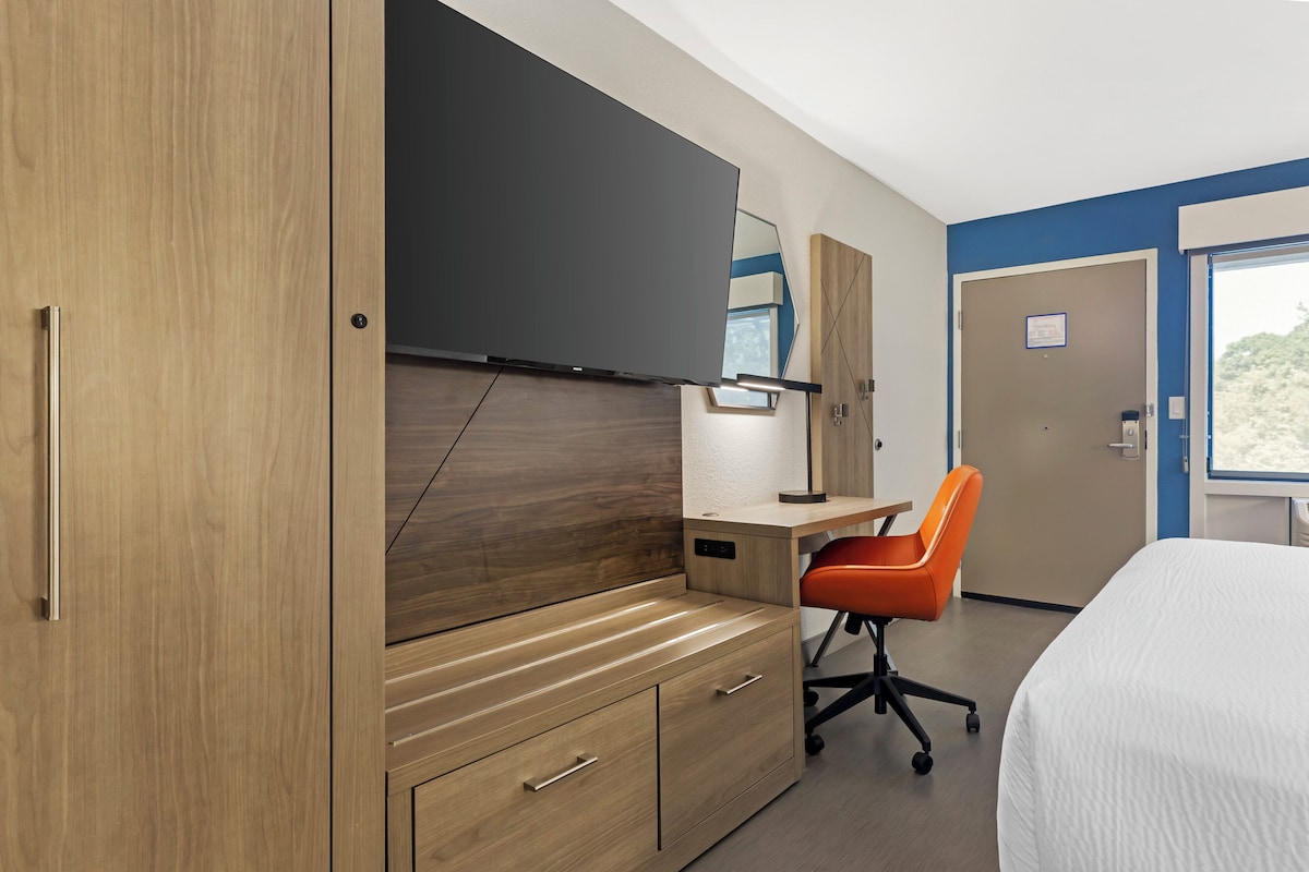 Quarto Standard, 1 cama king-size, aceitam-se animais de estimação (Mobility) | Secretária, secretária adequada para computadores portáteis