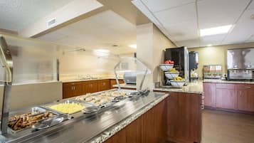 Café da manhã com buffet grátis todos os dias