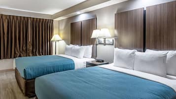 Quarto Standard, 2 camas queen-size, não fumadores | Com decoração personalizada, com mobília individualizada, secretária