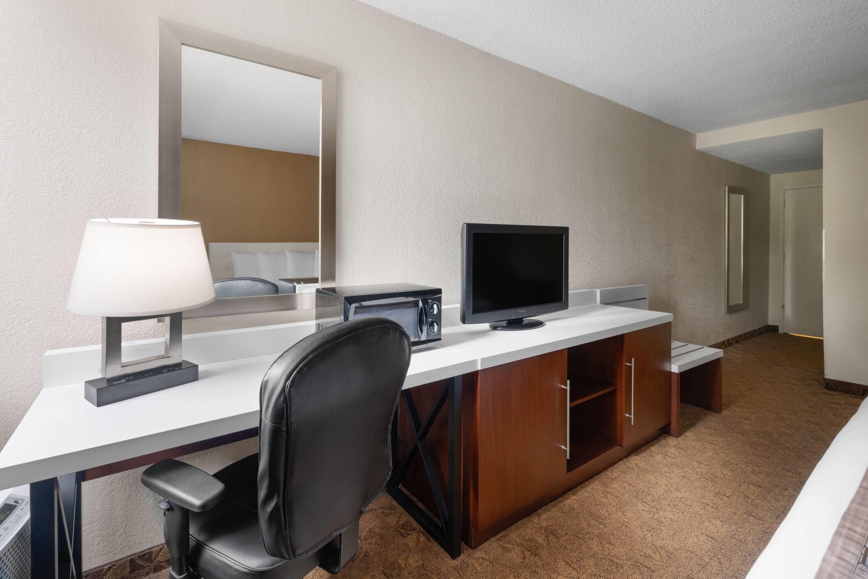 Quarto, 1 cama king-size, não fumadores | Roupa de alta qualidade, camas de colchão pillowtop, secretária 