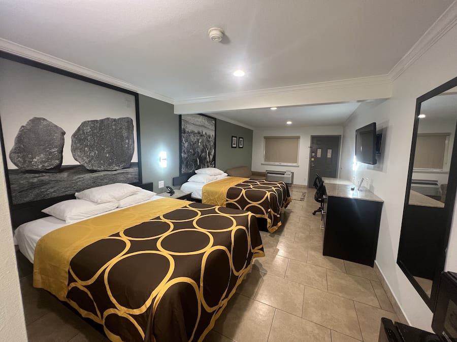 Quarto standard, 2 camas Queen, para não fumantes | Escrivaninha, ferros/tábuas de passar roupa