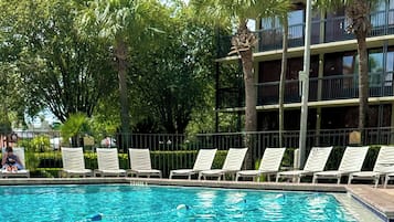 Piscina exterior, da(s) 9:00 à(s) 22:00, guarda-sóis, espreguiçadeiras