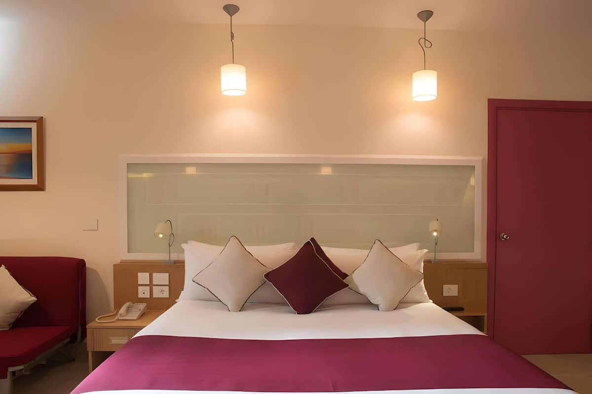 Quarto casal superior, 1 cama de casal, vista para a piscina | Frigobar, cofres nos quartos, ferros/tábuas de passar roupa