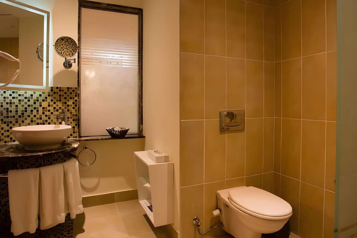 Suite Superior, 1 cama king-size (Pool Side) | Minibar, cofre no quarto, ferro/tábua de engomar