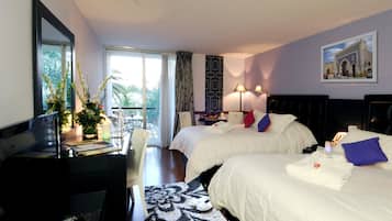 Quarto Twin Standard, vista para a piscina | Roupa de alta qualidade, minibar, cofre no quarto, secretária