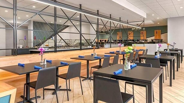 2 restaurantes: servem pequenos-almoços, almoços e jantares