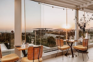 2 restaurantes: servem pequenos-almoços, almoços e jantares