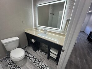 Cofre no quarto, secretária, ferro/tábua de engomar, Wi-fi grátis 