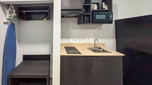 Geladeira grande, micro-ondas, cooktop, lava-louças