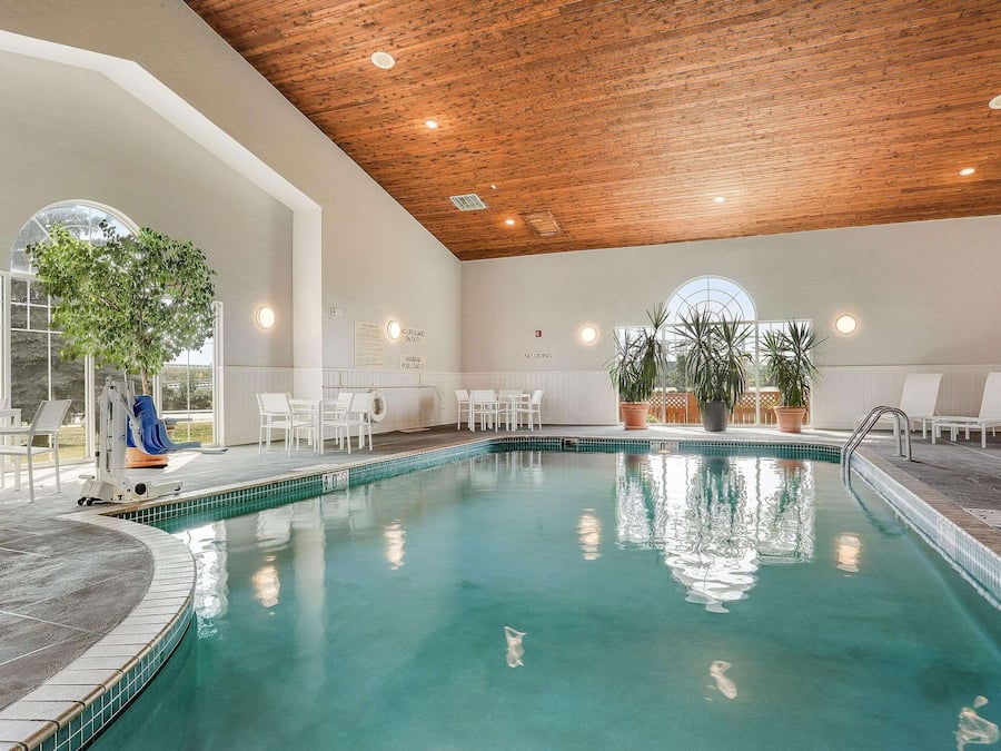 Piscina interna, espreguiçadeiras