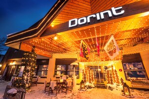 Exterior de um hotel com uma placa indicando 