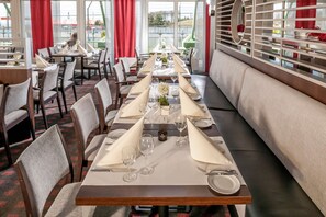 Café da manhã, almoço e jantar; culinária alemã 