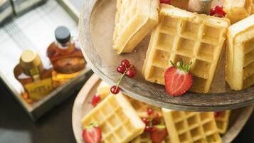 Uma bandeja com waffles e morangos.