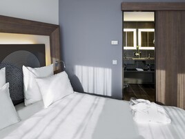 Suite, 1 cama de casal e sofá-cama | Roupa hipoalergénica, cofre no quarto, secretária 