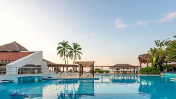 Piscina exterior, espreguiçadeiras