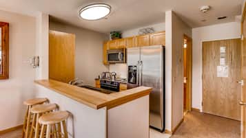 Condo, 2 quartos | Cozinha privada | Geladeira grande, micro-ondas, cafeteira/chaleira