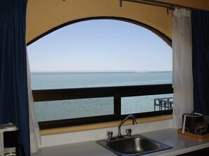 Geladeira, micro-ondas (mediante solicitação), cafeteira/chaleira