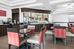 Café da manhã com buffet grátis todos os dias