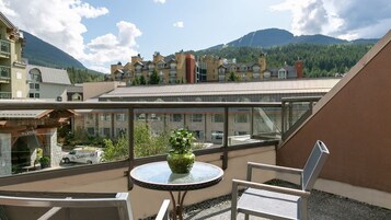 Quarto luxo, 2 camas Queen, sacada, vista para a montanha | Terraço/pátio
