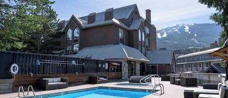 Piscina externa, funciona das 10h às 22h, espreguiçadeiras