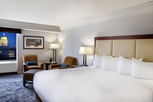 Roupas de cama premium, cofres nos quartos, escrivaninha