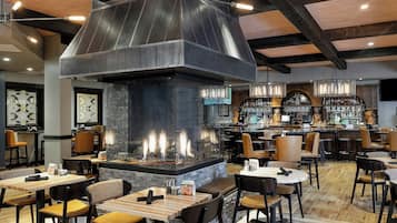 2 bares/lounges, um bar junto à piscina
