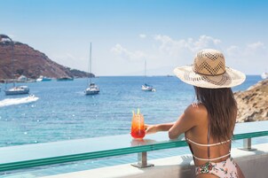 Piscina externa sazonal, funciona das meio-dia às 18h, guarda-sóis