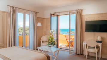 Quarto luxo, sacada, vista para o mar | Frigobar, cofres nos quartos, individualmente decorados
