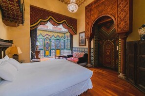 Quarto presidencial, 1 cama King | Roupas de cama premium, edredons de pluma, cofres nos quartos