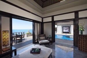 Two Bedrooms Oceanview Infinity Pool Villa | Sala de estar | Televisor de 55 polegadas com canais por cabo, leitor de DVD 