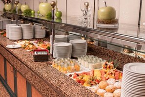 Pequeno-almoço tipo buffet diário mediante uma taxa 