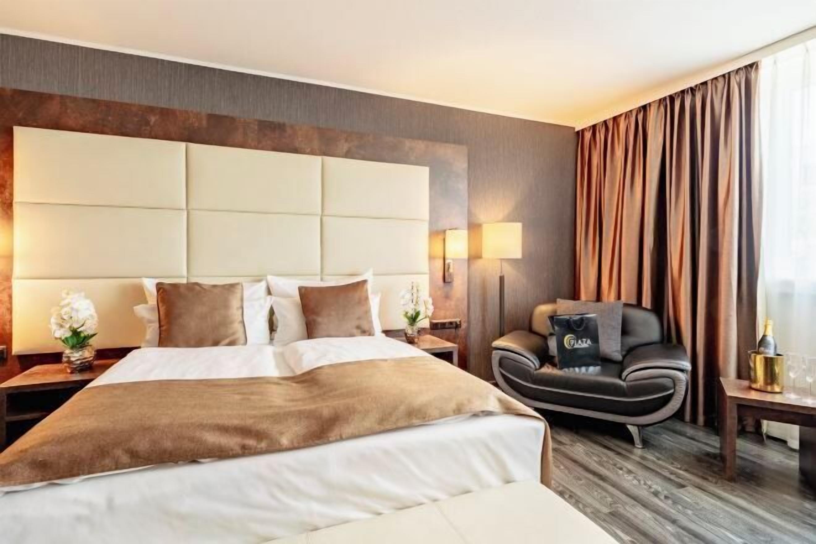 Roupa hipoalergénica, minibar, cofre no quarto 