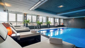 Piscina interna, funciona das 15h às 22h, espreguiçadeiras